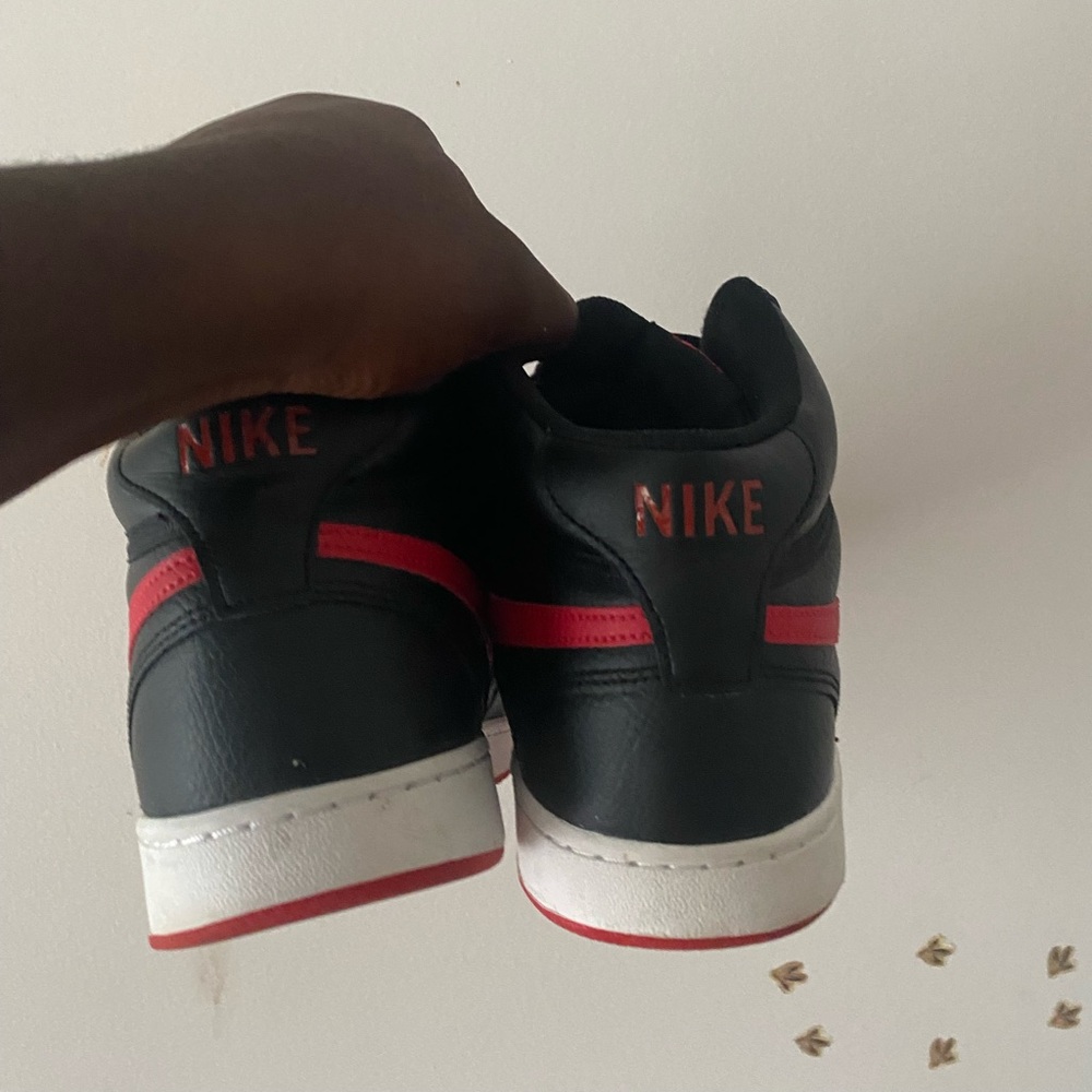 Mid-Top Black&Red Nike In Good Condition - Gem